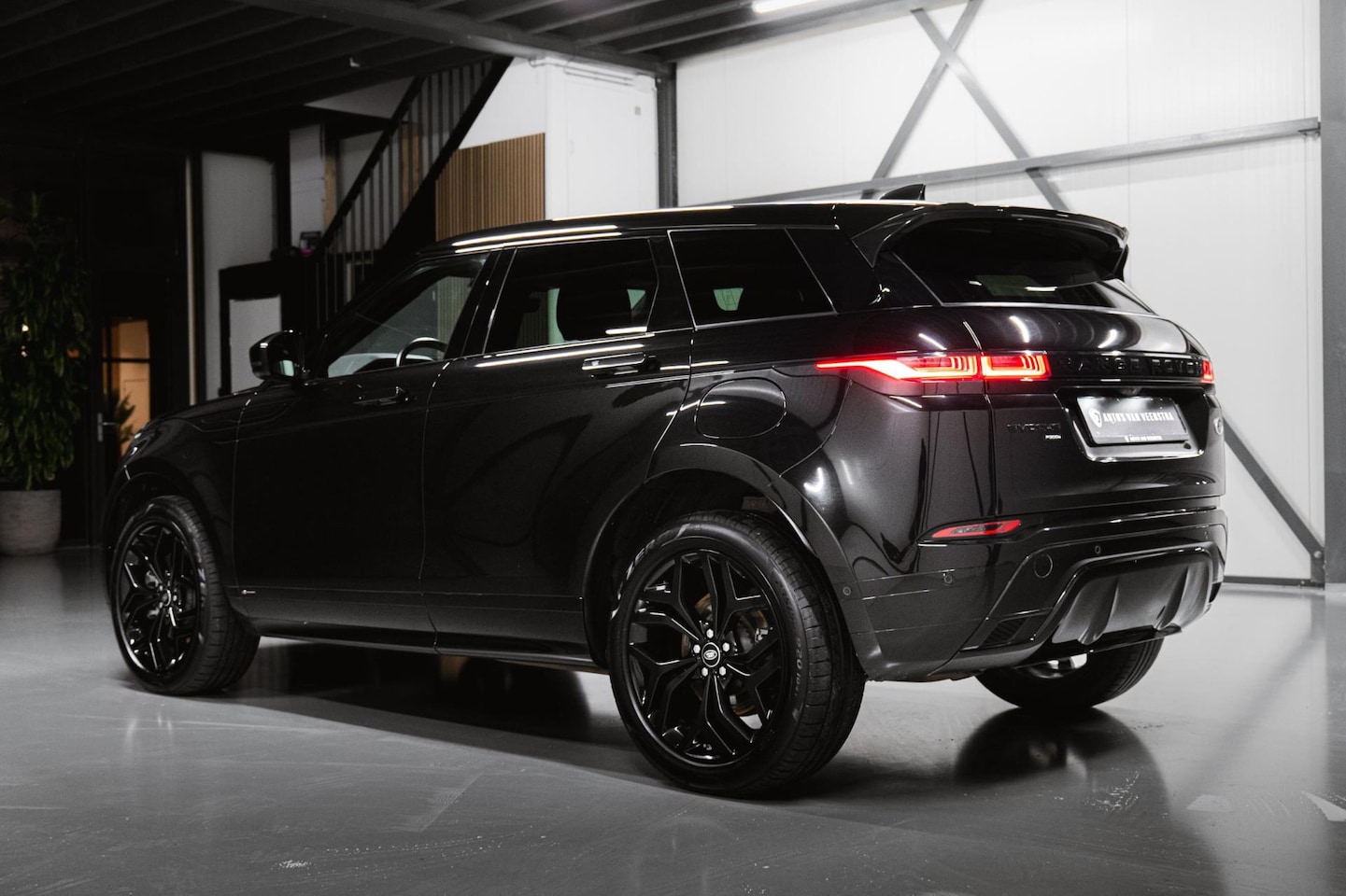 Land Rover Range Rover Evoque 1.5 P300e AWD R-Dynamic HSE | BLACKED OUT ...