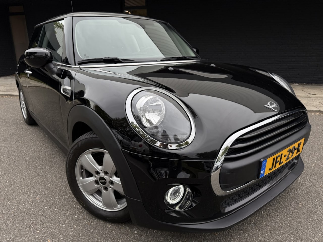 MINI One 1.5 First 2020 Benzine - Occasion te koop op AutoWereld.nl