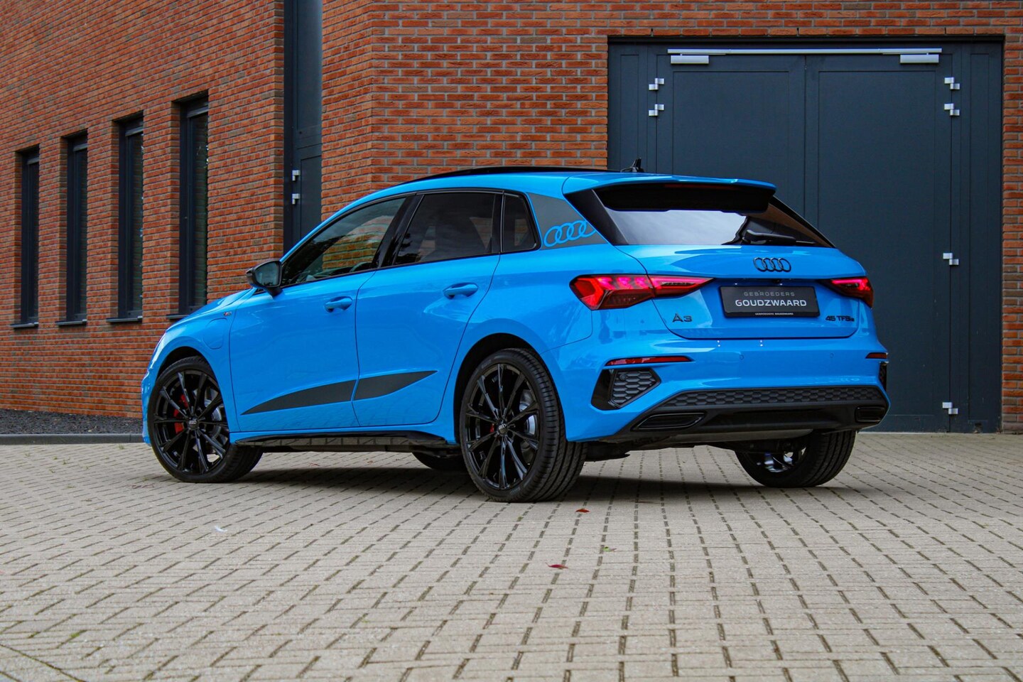 Audi A3 Sportback 45 TFSI e S edition Competition | Turboblauw | Pano ...