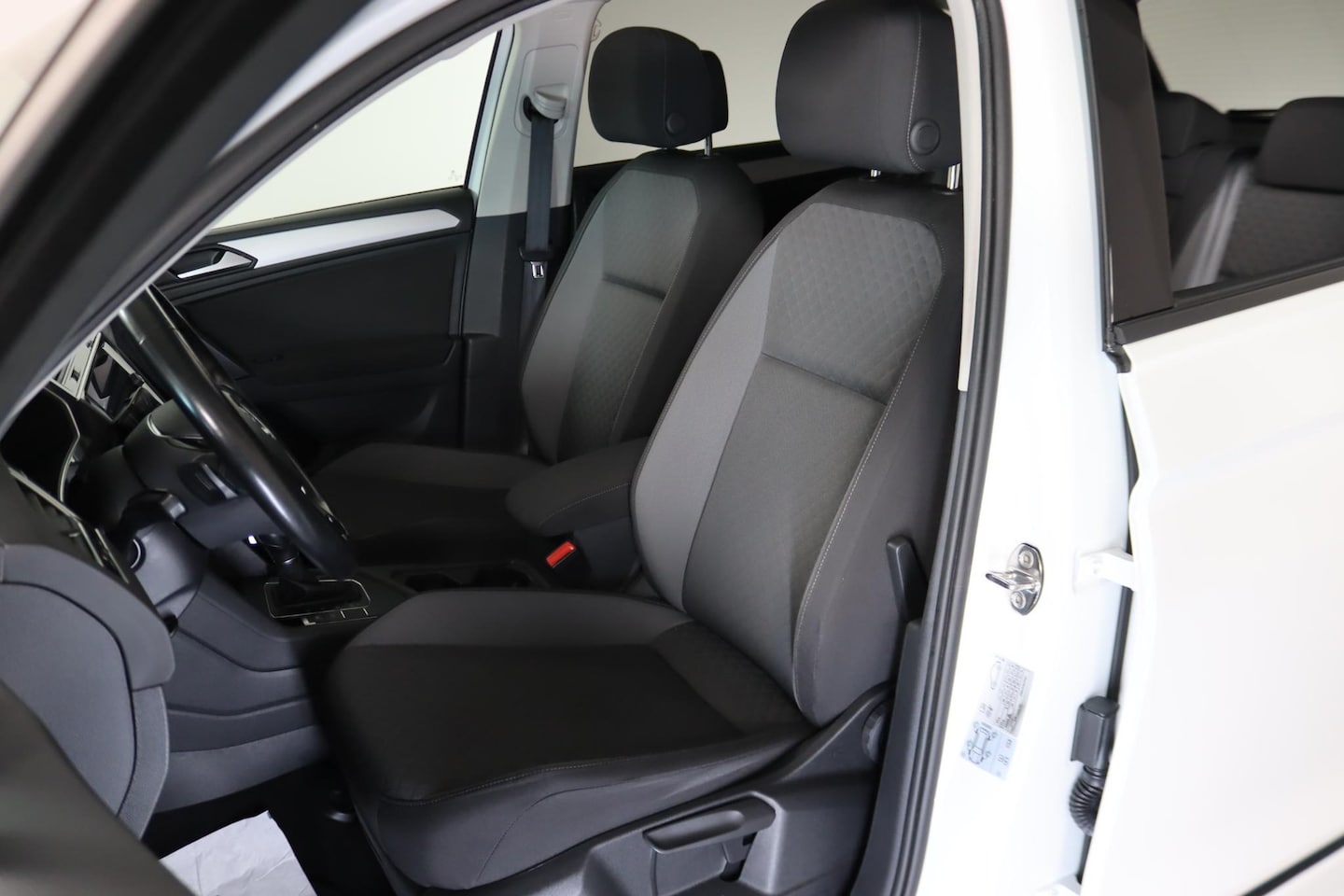 Volkswagen Tiguan 1.5 TSI R-line Blackstyle Panoramadak, Trekhaak, LED ...