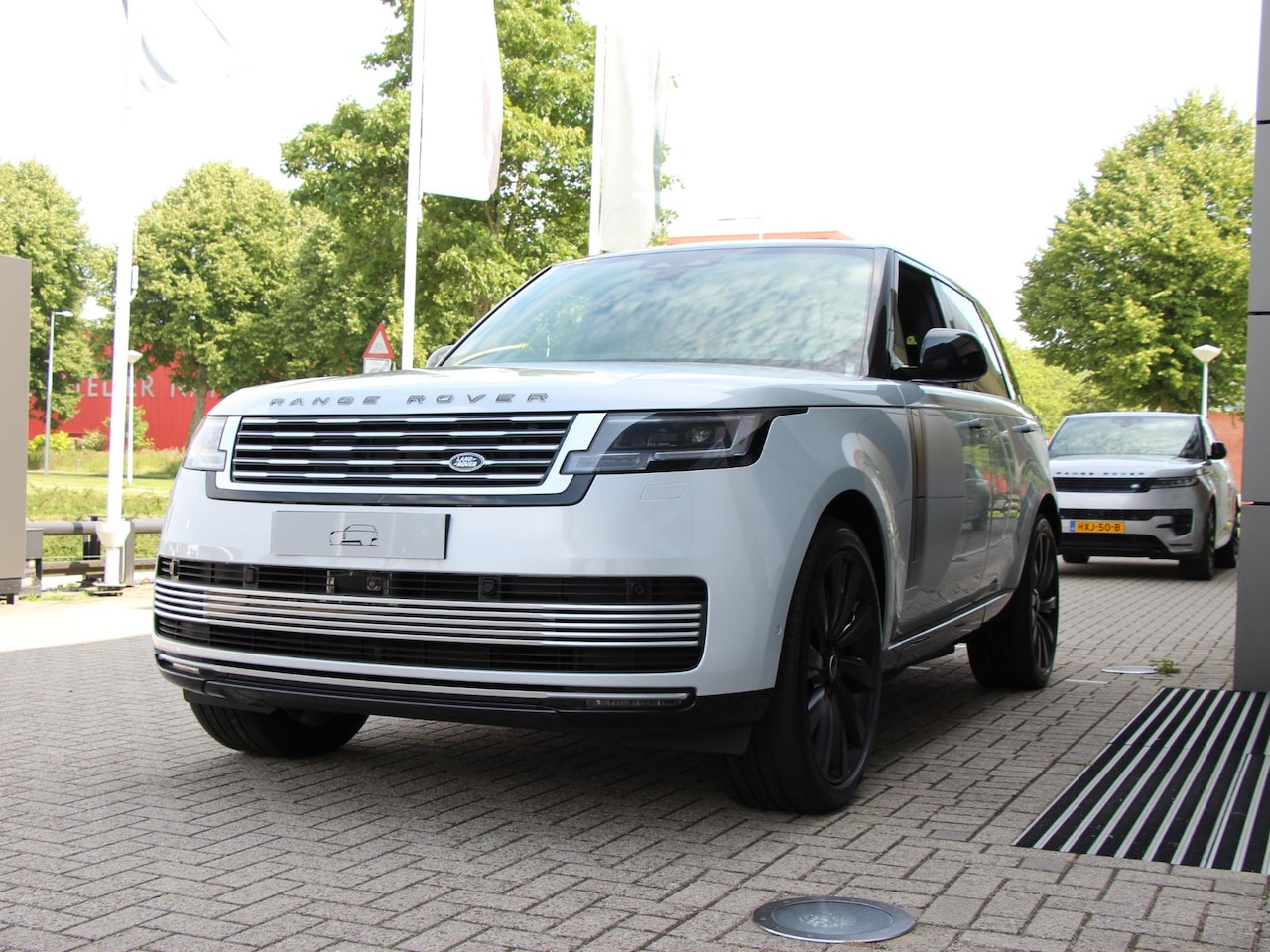 Land Rover Range Rover P550e SV PHEV | SV lak Ethereal Frost Silver ...