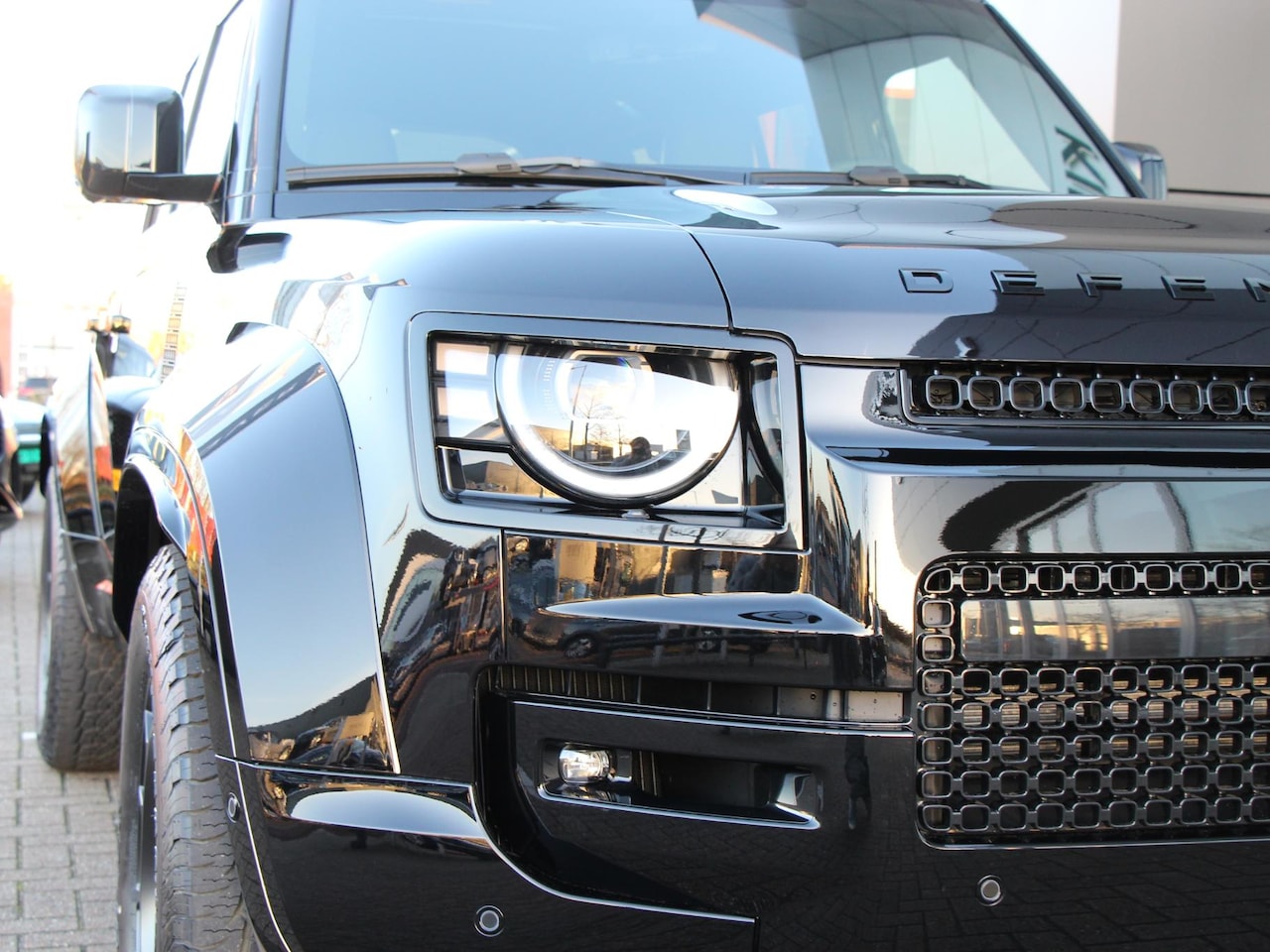 Land Rover Defender OCTA Black P635 4.4 V8 Chopped Carbon | Elkr ...